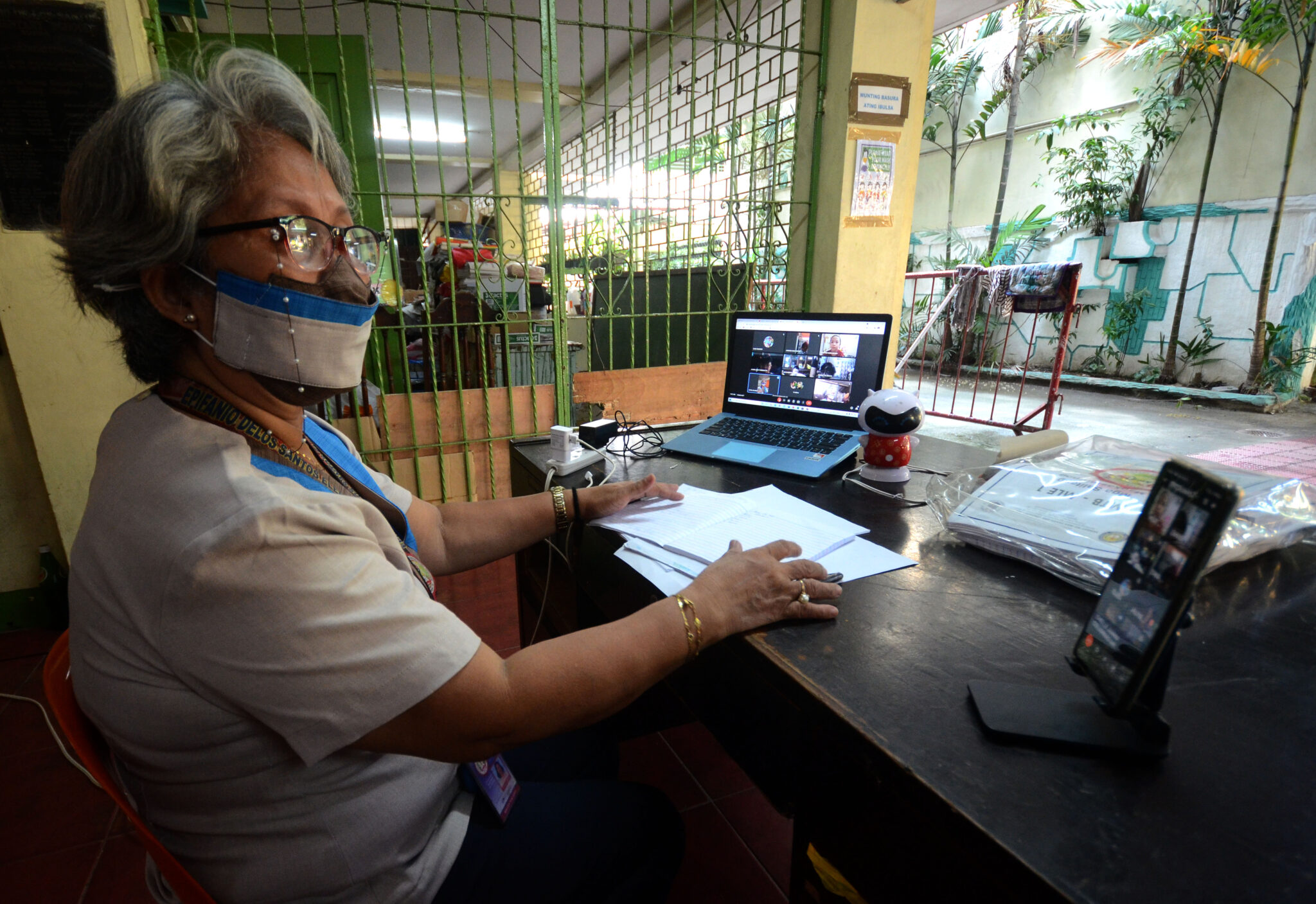 DepEd iginiit bawal paggamit ng gadgets habang nasa klase - Remate Online