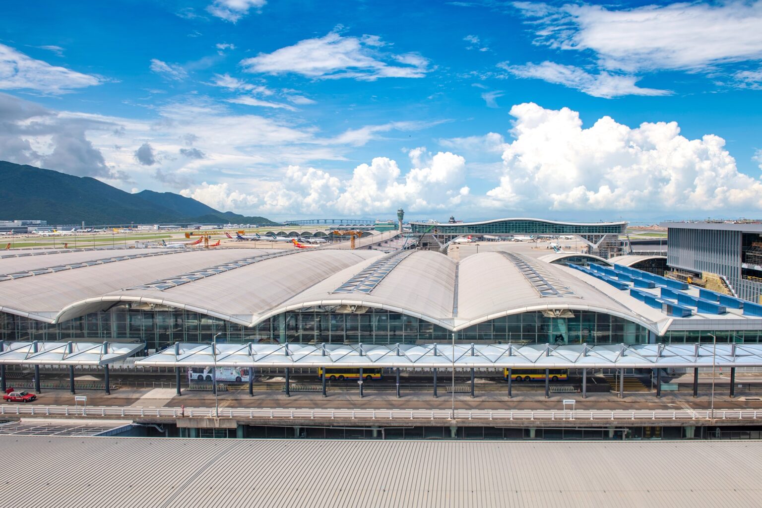 Sunog sumiklab sa Hong Kong International Airport - Remate Online