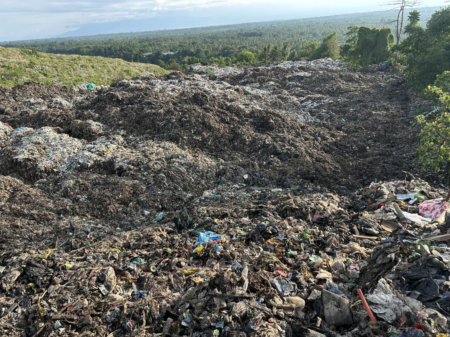 Isa patay, 2 senior nawawala sa pagguho ng landfill sa Davao - Remate ...